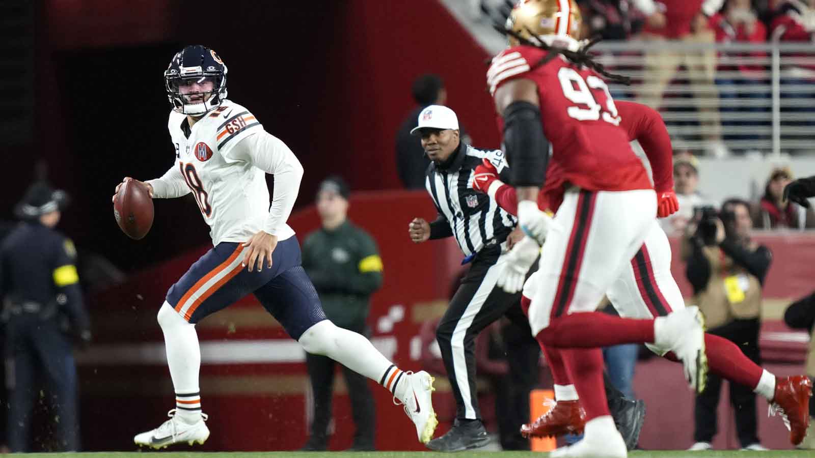 Bears QB Caleb Williams launches TD pass to Colston Loveland during MNF ...
