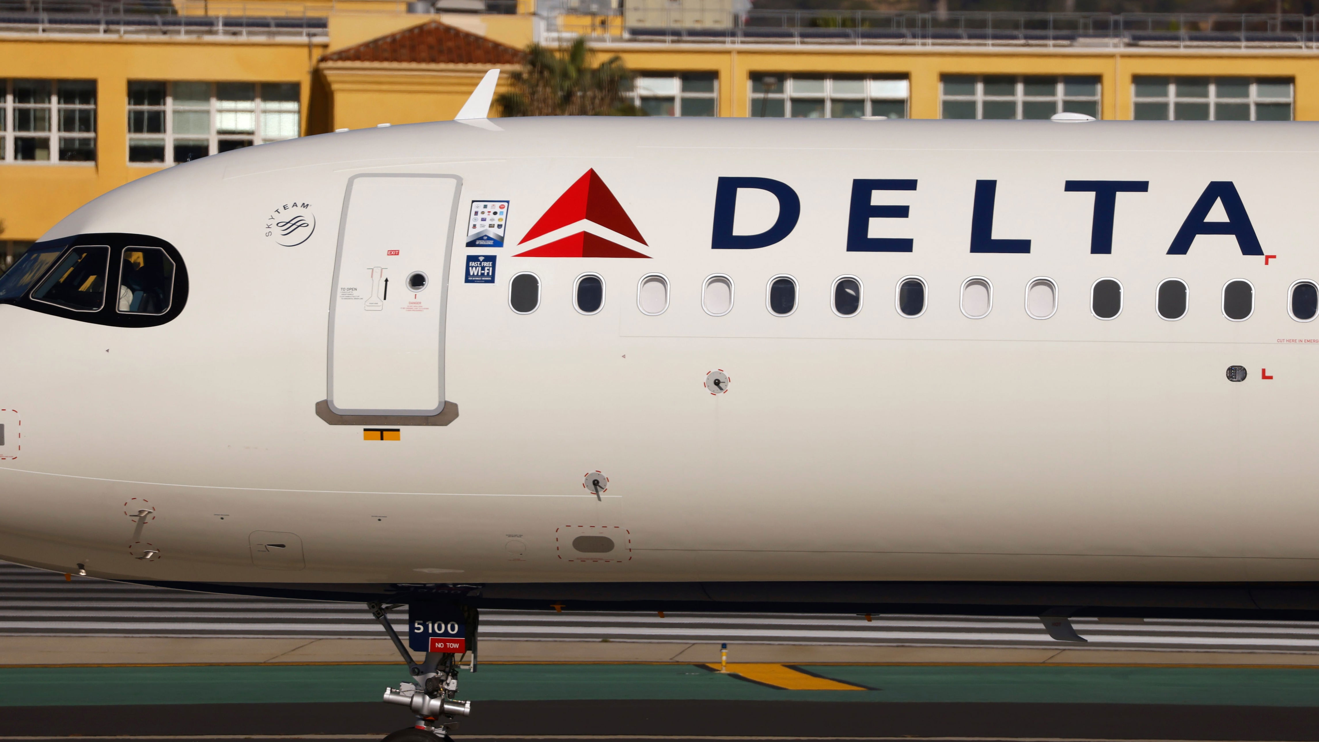 Delta flight makes emergency landing after weird smell