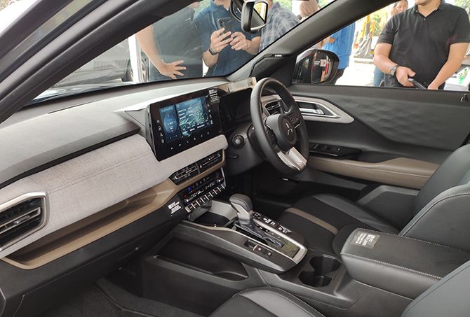 Wajib tahu, ini cara buka pintu mobil dari dalam saat terkunci total