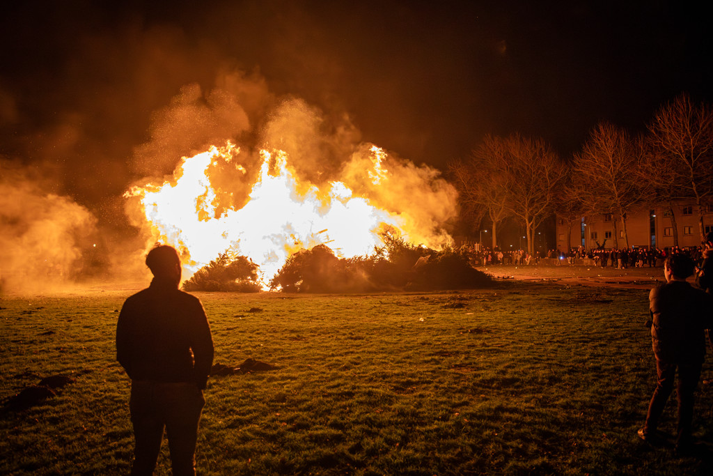 Opnieuw branden in Floradorp: zes mensen aangehouden en ME ter plaatse