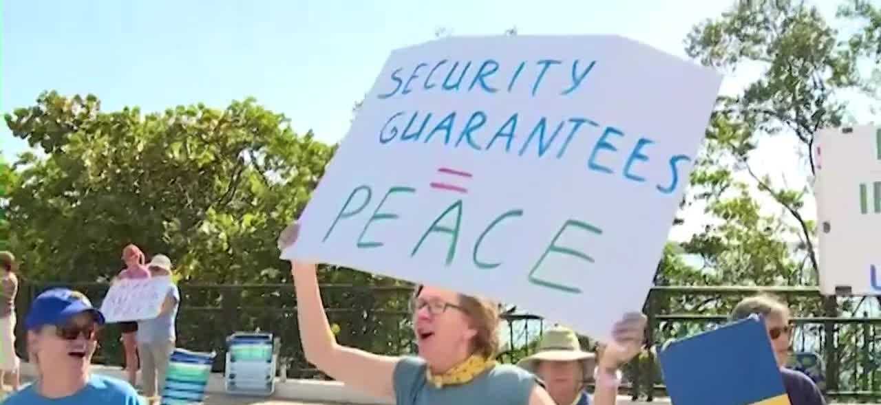 Supporters rally outside Mar-a-Lago during Trump–Zelenskyy meeting