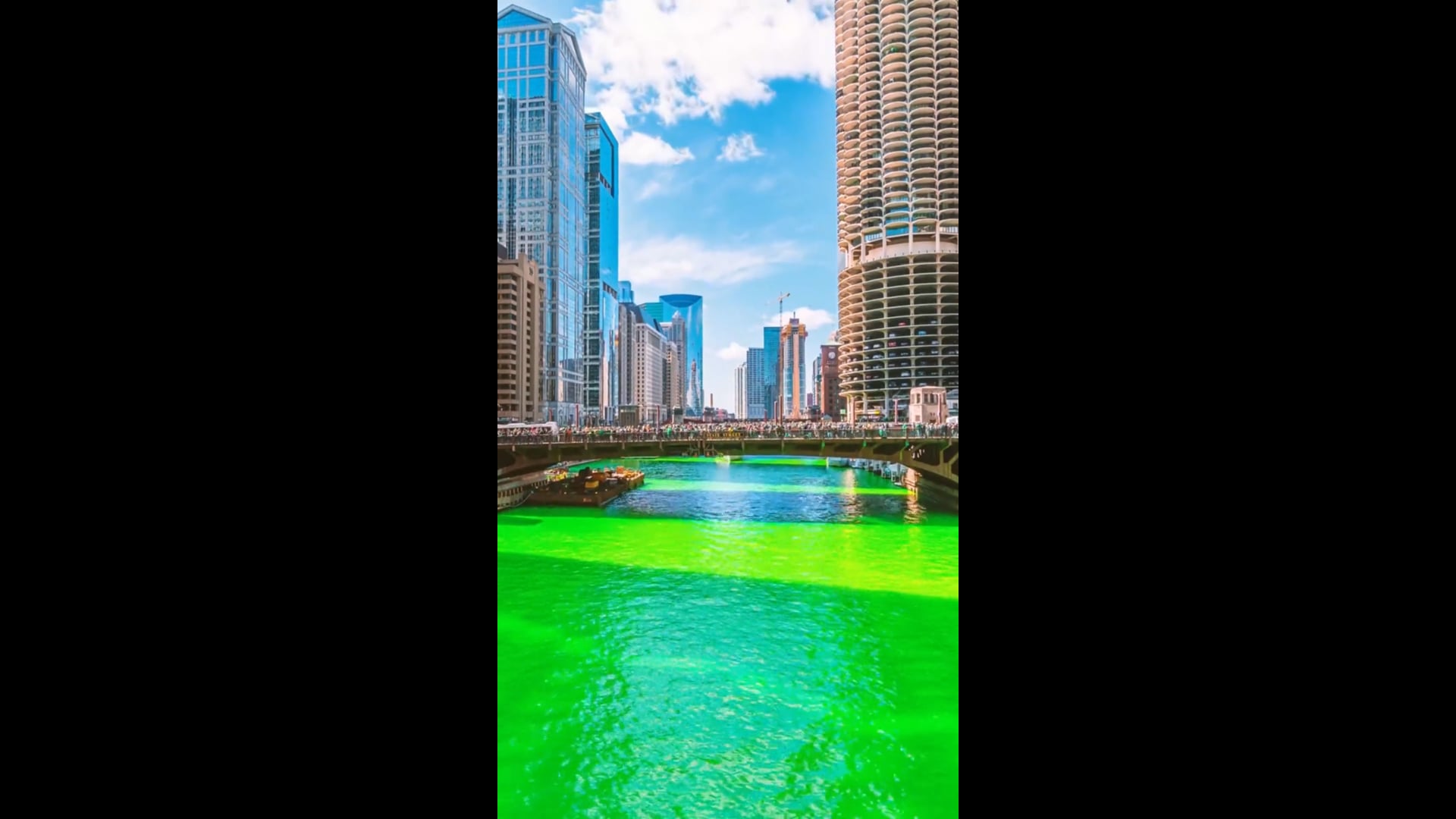 Hari St. Patrick di Chicago: Pemandangan penghijauan sungai dari drone