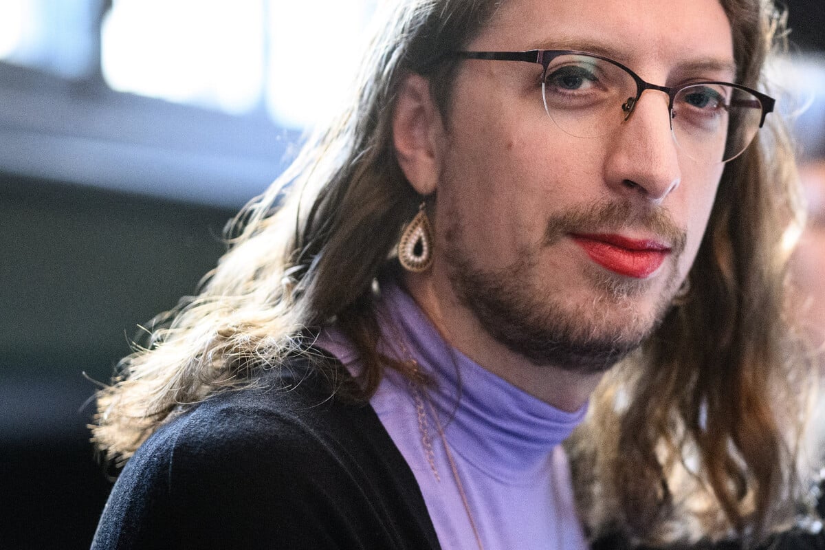 Nur "Herr", "Frau" oder "Fräulein" als Anrede zur Auswahl: Fluggast ...