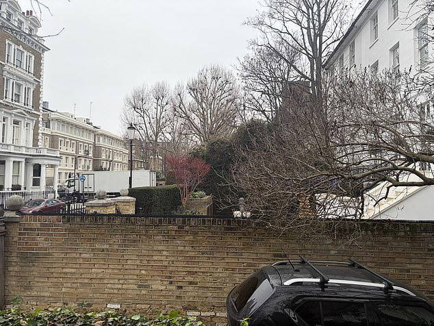 Wealthy businessman LOSES war over electric fence around £44.5million ...