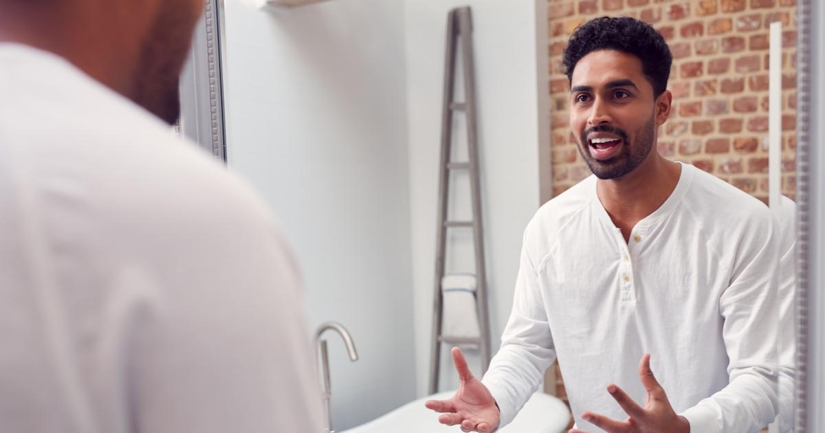 Hablar contigo mismo cuando estás solo: qué significa y cómo te afecta