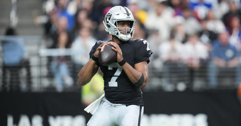 Geno Smith injury update: Raiders QB heads to locker room after going ...