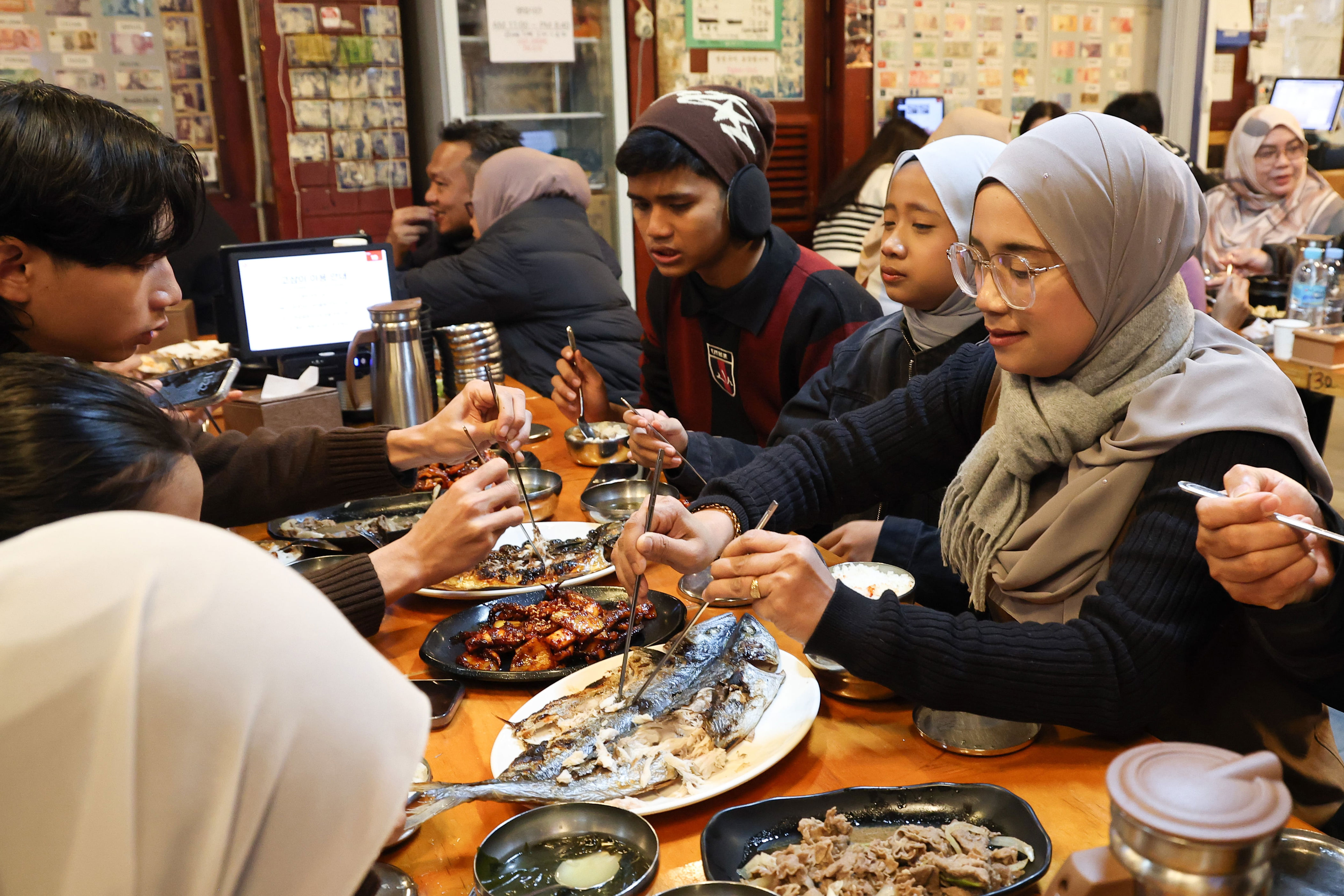 Muslim tourists embrace Korean halal-friendly grilled fish