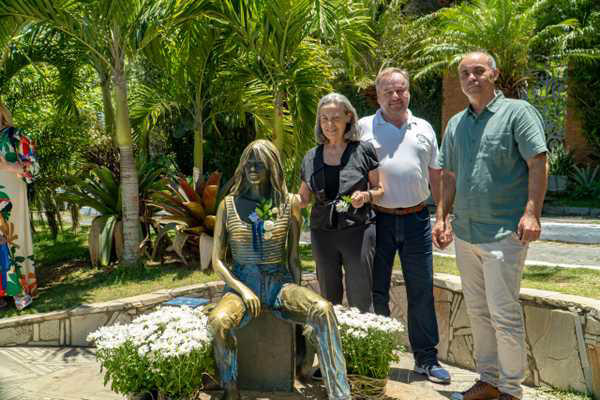 Flores e aplausos em escultura icônica marcam homenagem à Brigitte ...