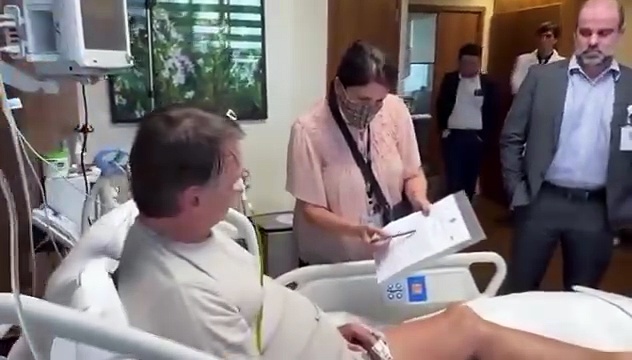 Vídeo mostra Bolsonaro sendo intimado por oficial de Justiça dentro do ...