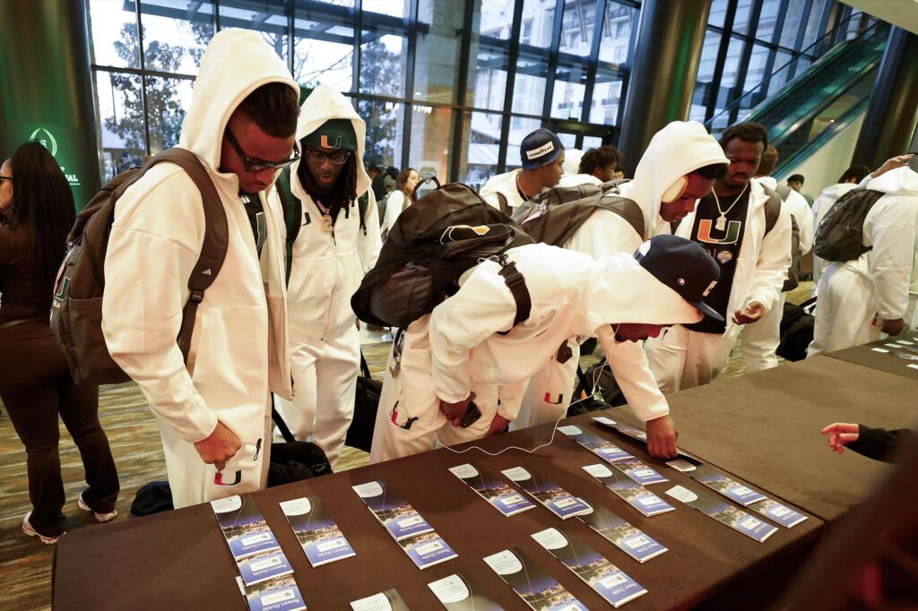 Miami Hurricanes arrive in Dallas: Sights and sounds