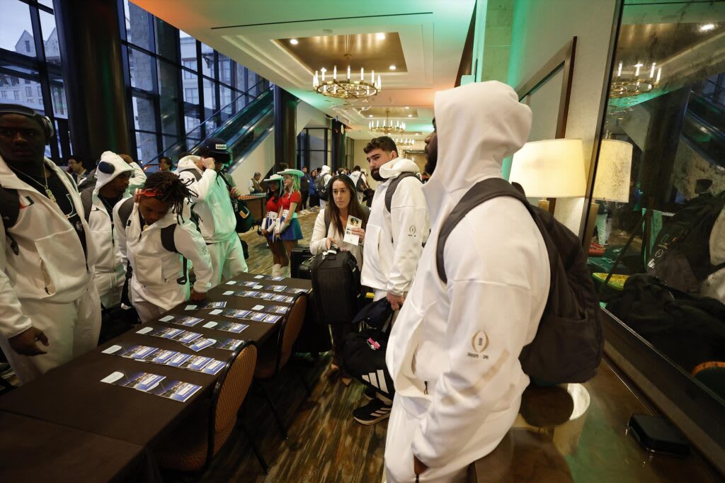 Miami Hurricanes arrive in Dallas: Sights and sounds
