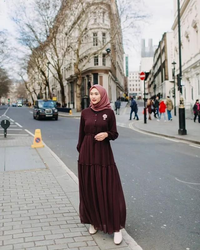 16 warna jilbab untuk baju warna maroon, elegan dan classy