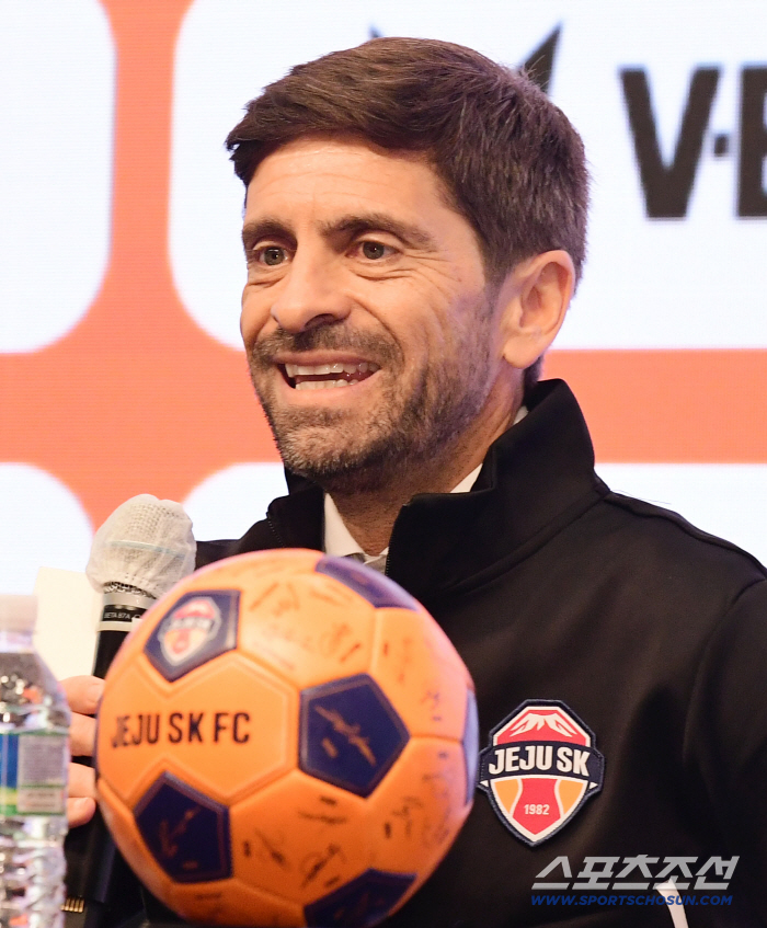 Costa takes office as Jeju SK manager