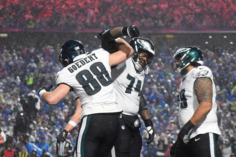 Eagles hang on to beat Bills 13-12 when Josh Allen misses an open ...
