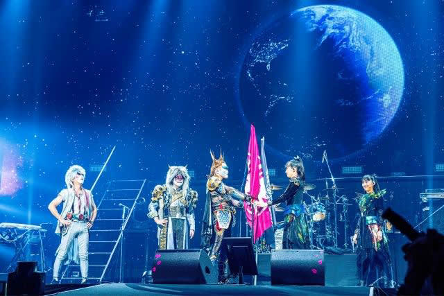 聖飢魔II vs BABYMETAL、奇跡のジョイントギグWOWOWで放送 感動の2日目ライヴ・レポート公開