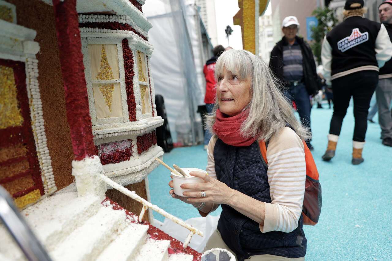 More than 1,000 leave their mark on SF.'s first Rose Parade float in 48 ...