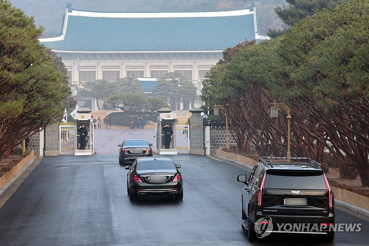 Lee llega a trabajar a Cheong Wa Dae