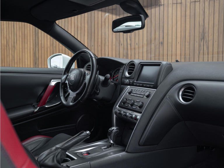 Someone built an off-road Nissan GT-R, but there’s a problem