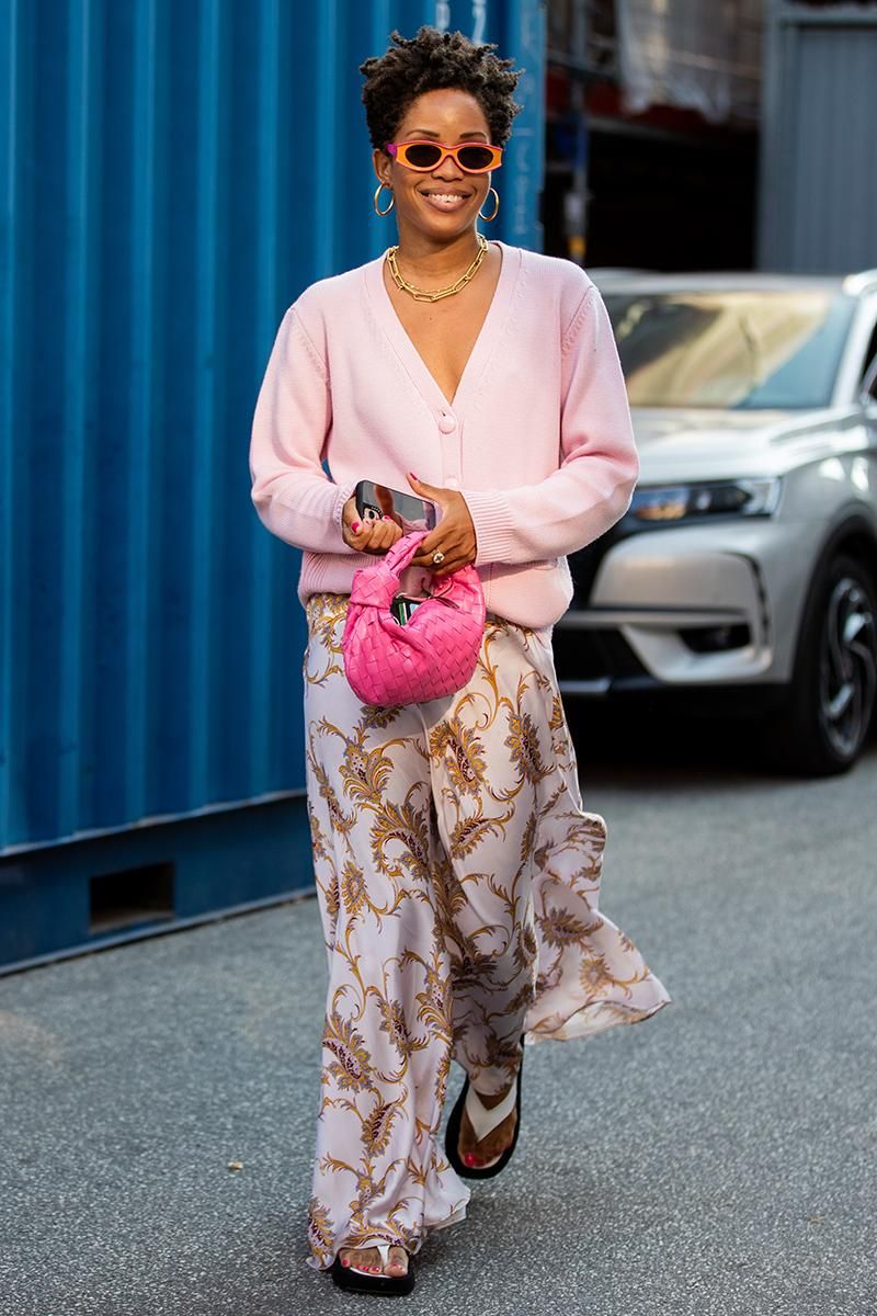 Tampil manis dengan pakaian warna baby pink