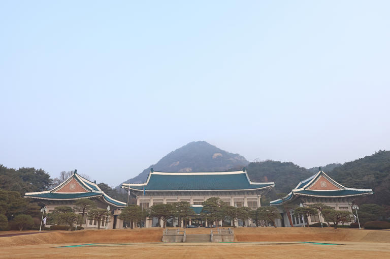 Lee begins work at Blue House after presidential office relocation