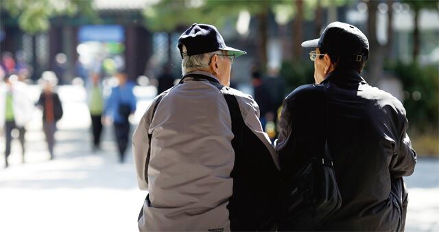 Four in Ten Seniors Over 65, One in Five Over 80 Still Working ...