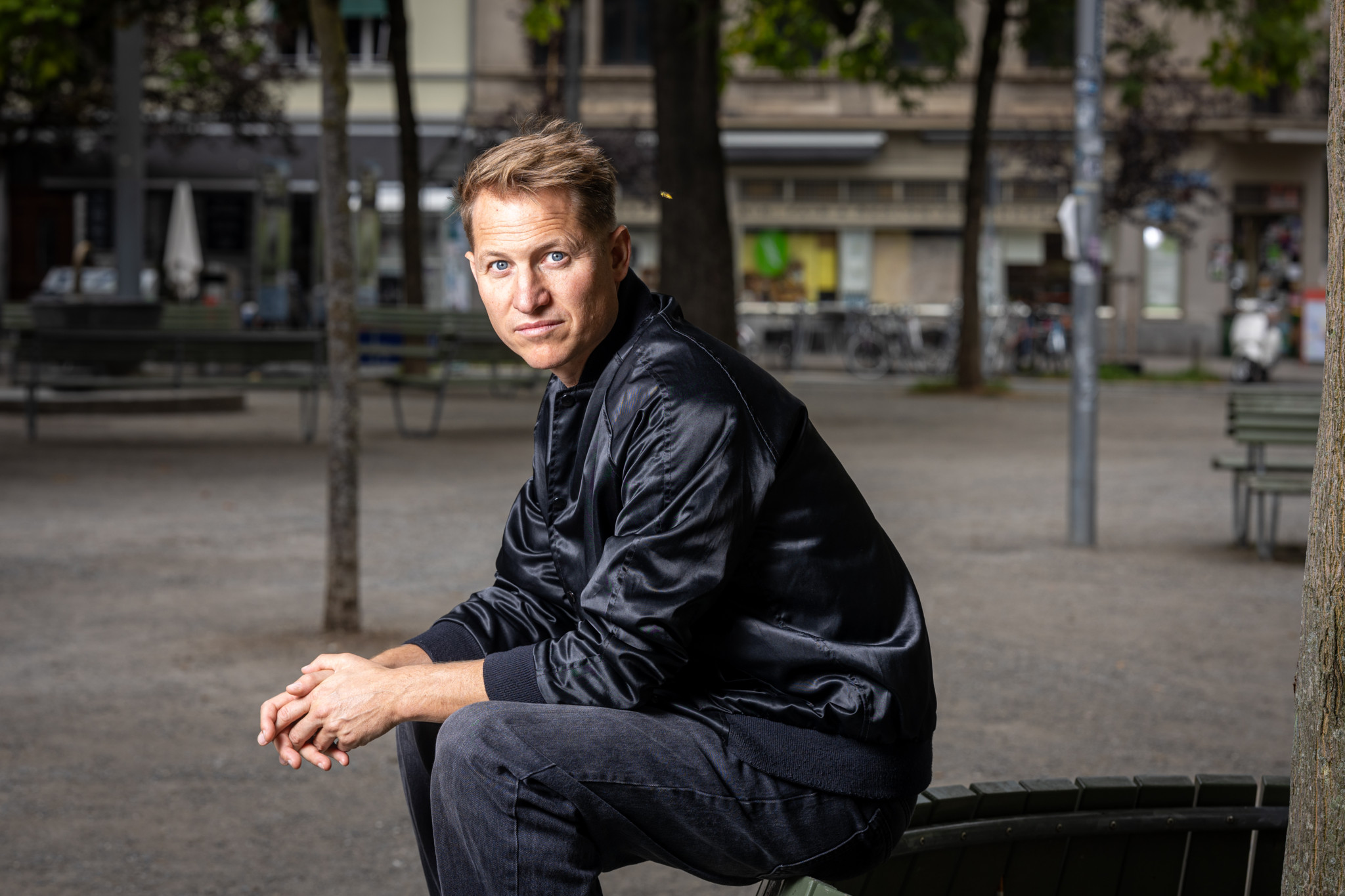 «Wissen Hecht-Fans, dass du auch in der Finanz­branche arbeitest ...