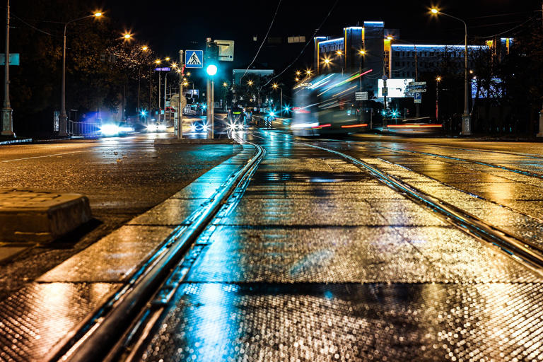 Malého chlapce v tramvaji před nebezpečným mužem nikdo neochránil. Teď ...