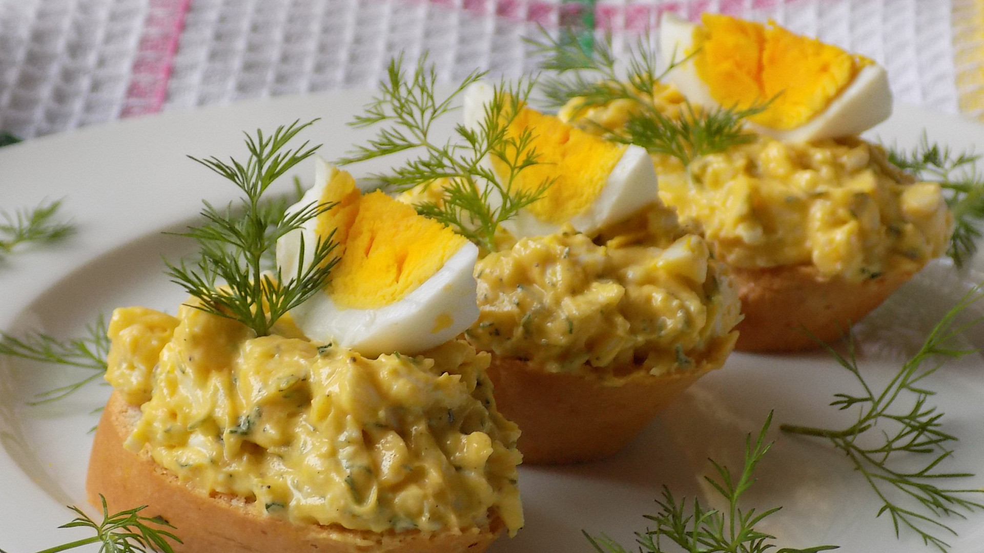 Silvestr na jedničku: 5 oblíbených pomazánek na chlebíčky, po kterých ...