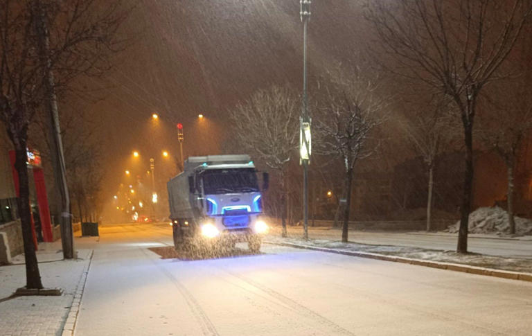 Elazığ’da kar yağışı etkili oldu, belediye ekipleri sahada