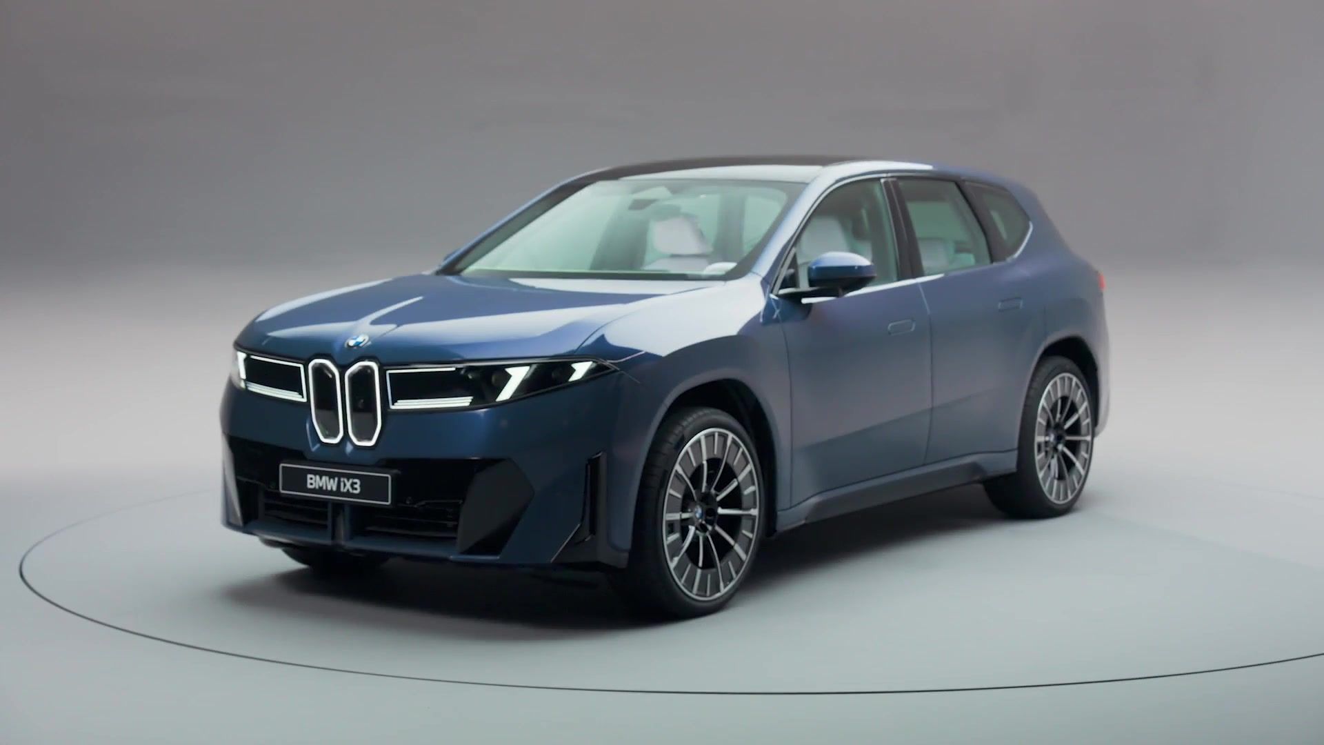 Der neue BMW iX3 - Fahrzeugfront - Klassisches Vier-Augen-Gesicht neu ...