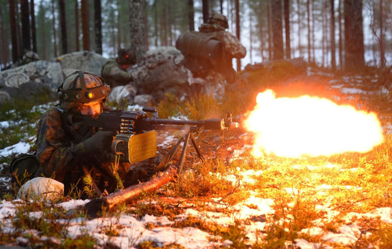 British soldiers learn from Finns how to survive Arctic conditions