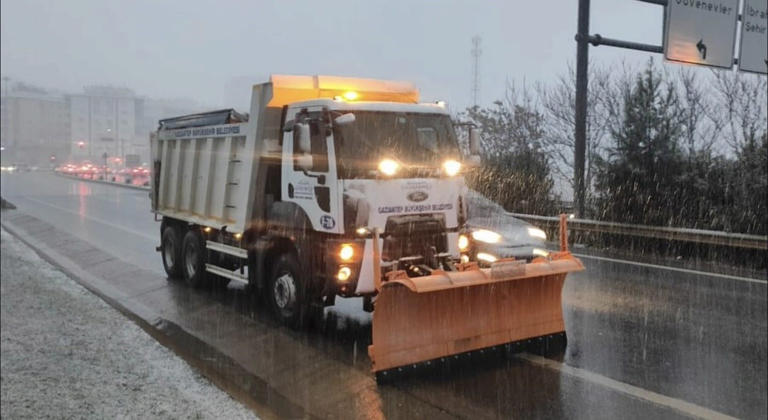 Gaziantep Büyükşehir, kar yağışına karşı tam kadro sahada