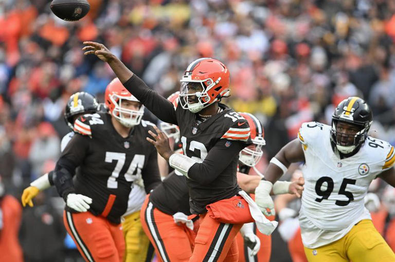 Tony Romo calls out Shedeur Sanders as dad Deion covers his face in ...