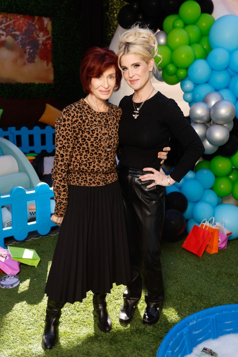 Unrecognizable! Kelly Osbourne stuns as Sharons look-alike