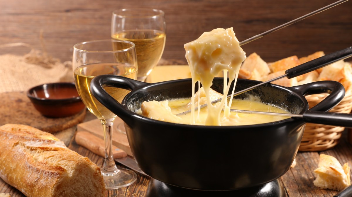 Koche ein veganes Käsefondue für Silvester