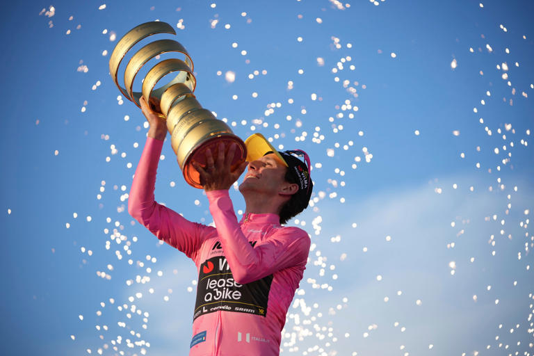 Yates makes shock decision to retire from cycling