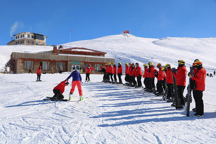 Hakkari'deki Gençlik Kampı'nda yaklaşık 8 bin öğrenci kayakla tanıştı
