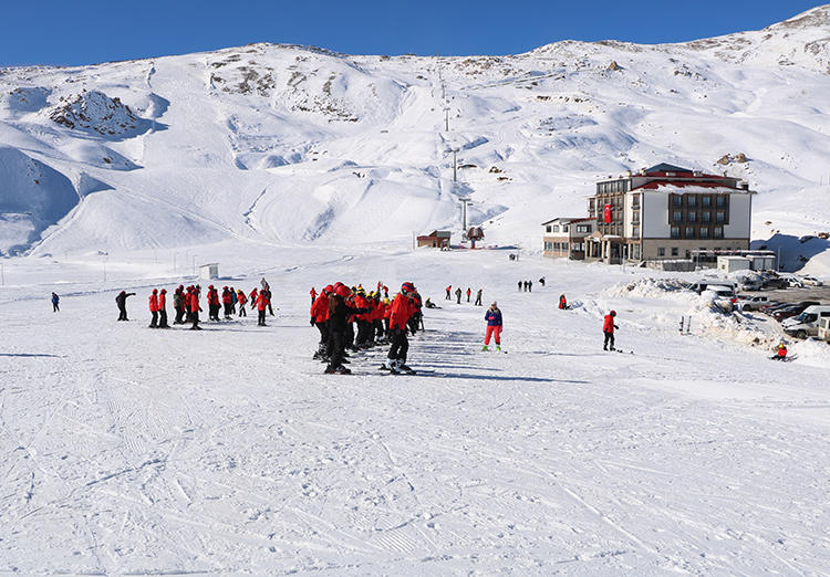 Hakkari'deki Gençlik Kampı'nda yaklaşık 8 bin öğrenci kayakla tanıştı