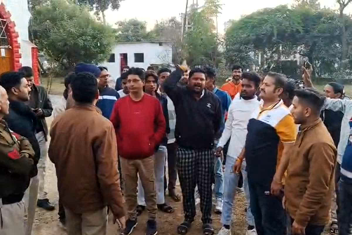 Swastika in church toilet: चर्च के टॉयलेट में लगा दिया स्वास्तिक, हिंदू ...