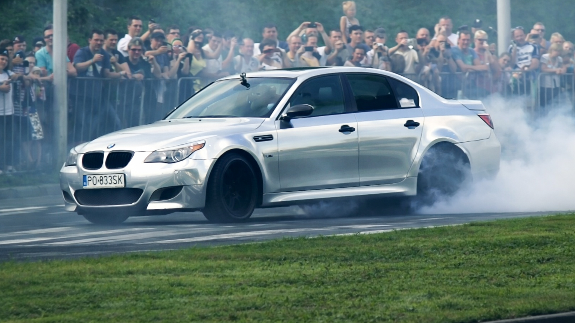 BMW M5 begeistert mit Kontrolle und Rauch beim Burnout