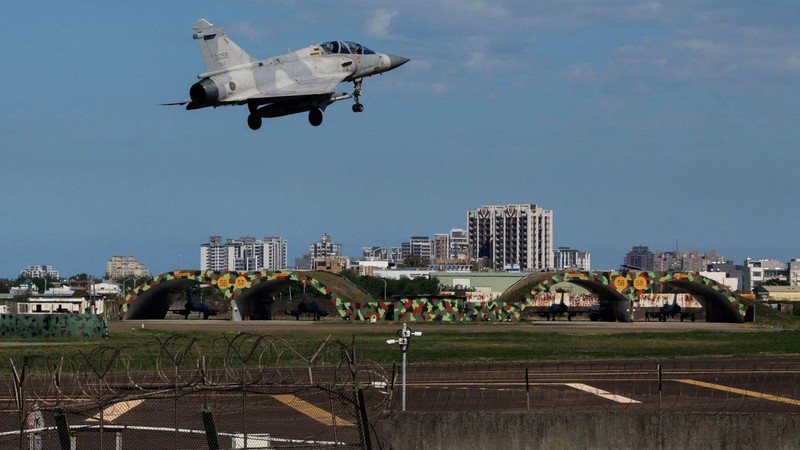 Taiwan on alert: China conducts military drills simulating a blockade ...