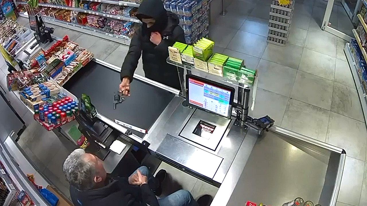 Shopkeeper scares off armed robber in the Netherlands