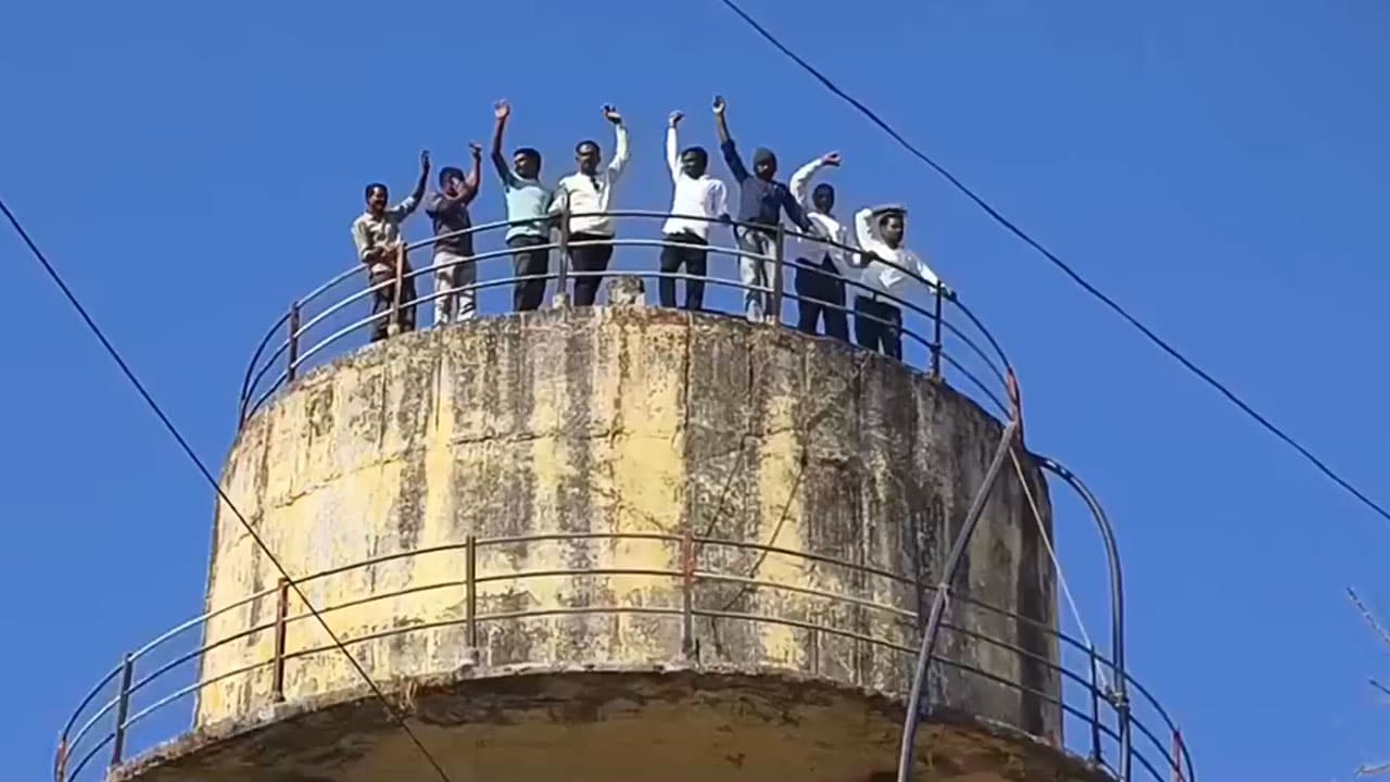 Frustrated Nashik farmers' 'Sholay'-style protest over crop damage ...