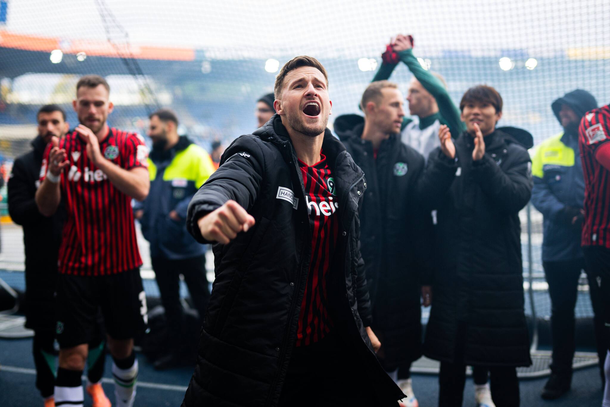 Pech im Spiel, Glück in der Liebe: 96-Kapitän Enzo Leopold bestätigt ...