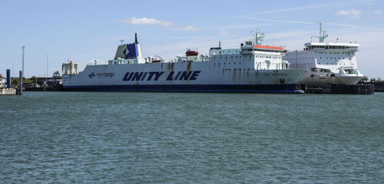 Person saknas efter fall från Polenfärja