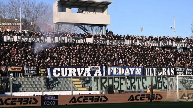 Ultras Napoli a Cremona, esultanza polemica e striscione di protesta | Foto