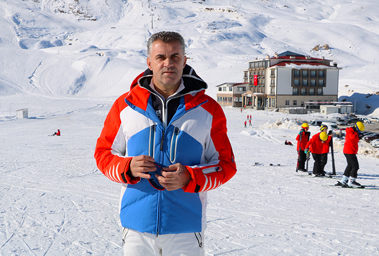 Hakkari'deki Gençlik Kampı'nda yaklaşık 8 bin öğrenci kayakla tanıştı