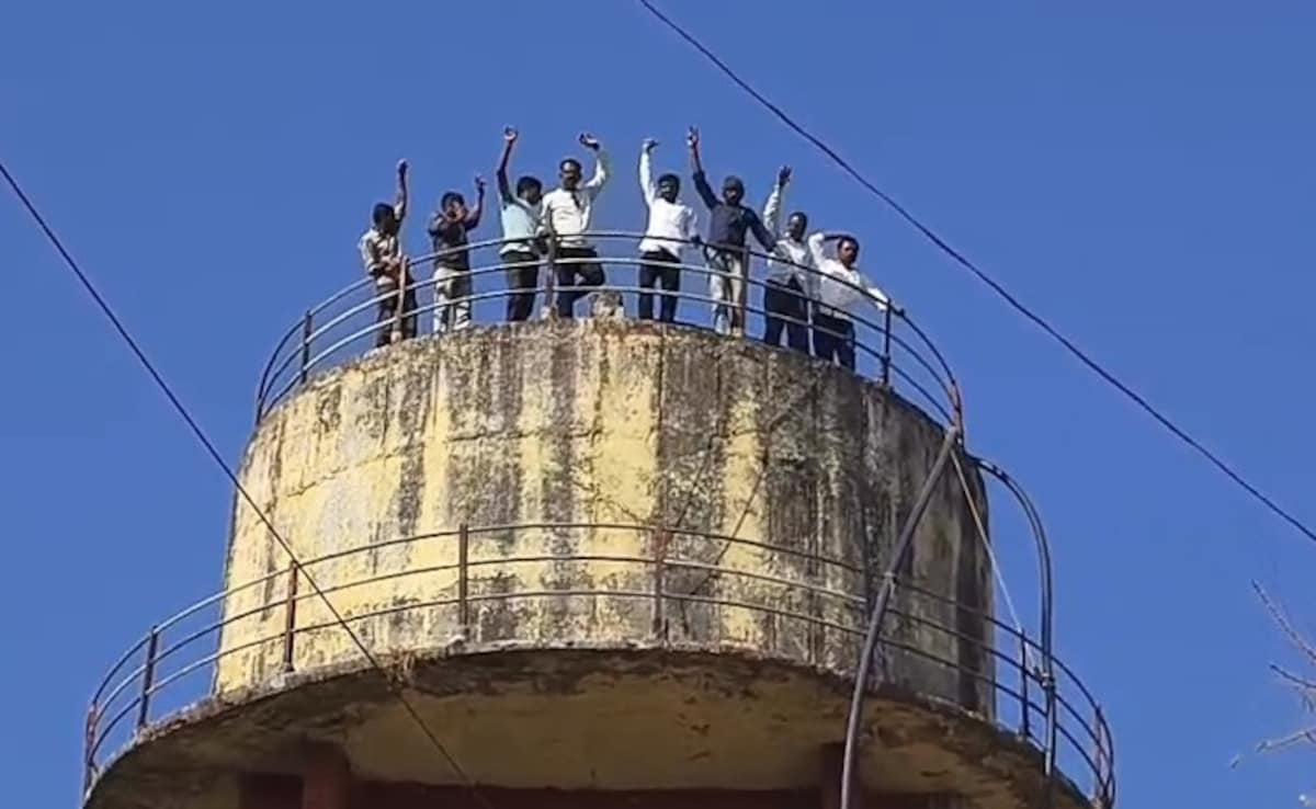 Watch: Frustrated farmers protest in 'Sholay'-style over crop damage ...