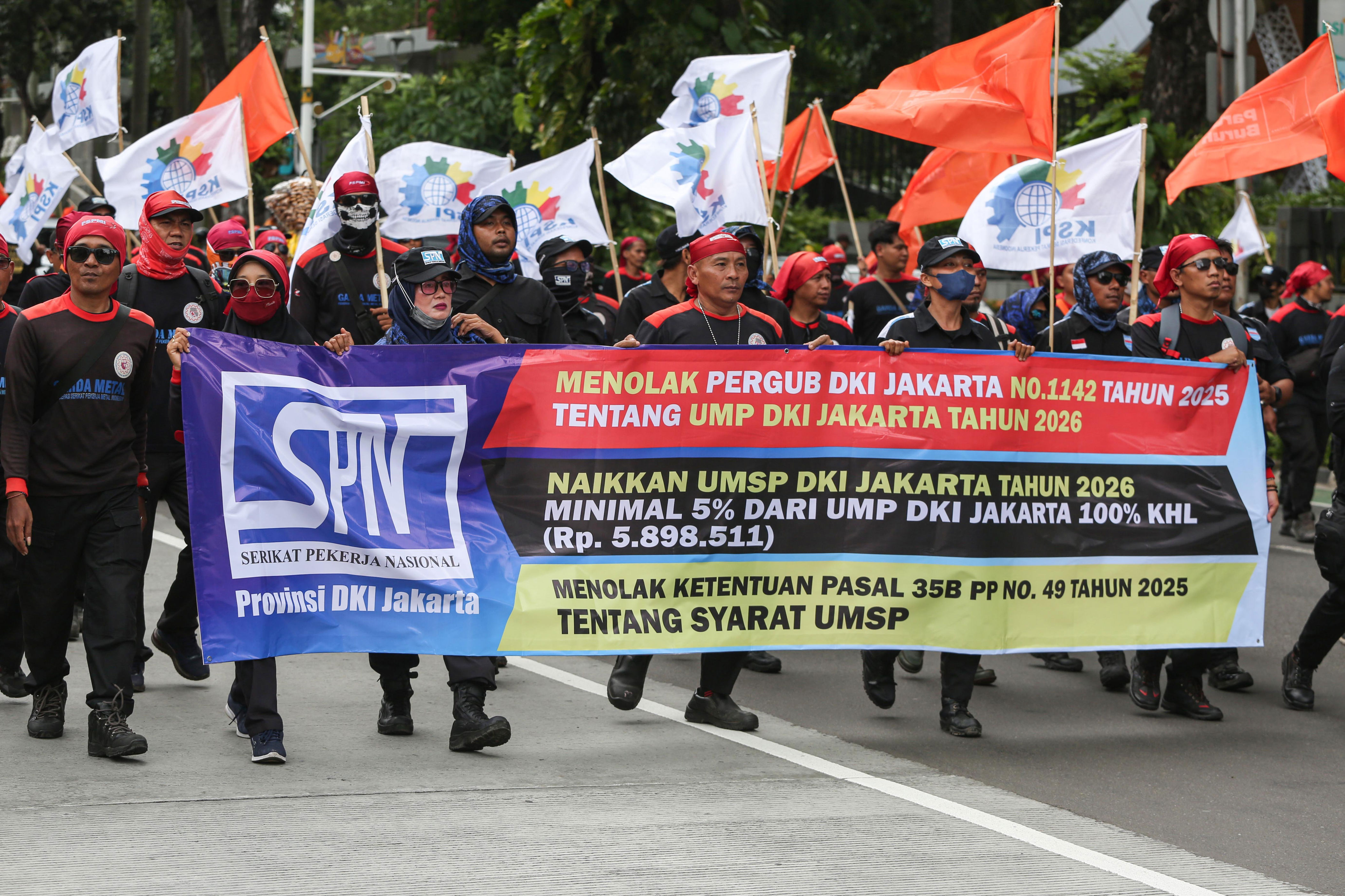 [Foto] Serikat buruh Jakarta gelar demonstrasi tuntut kenaikan UMP 2026