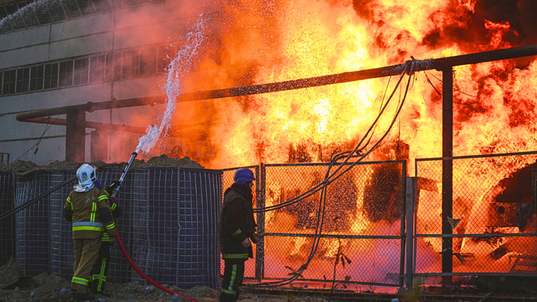 400,000 Russians lose heating after Ukraine smashes $150M Russian power ...